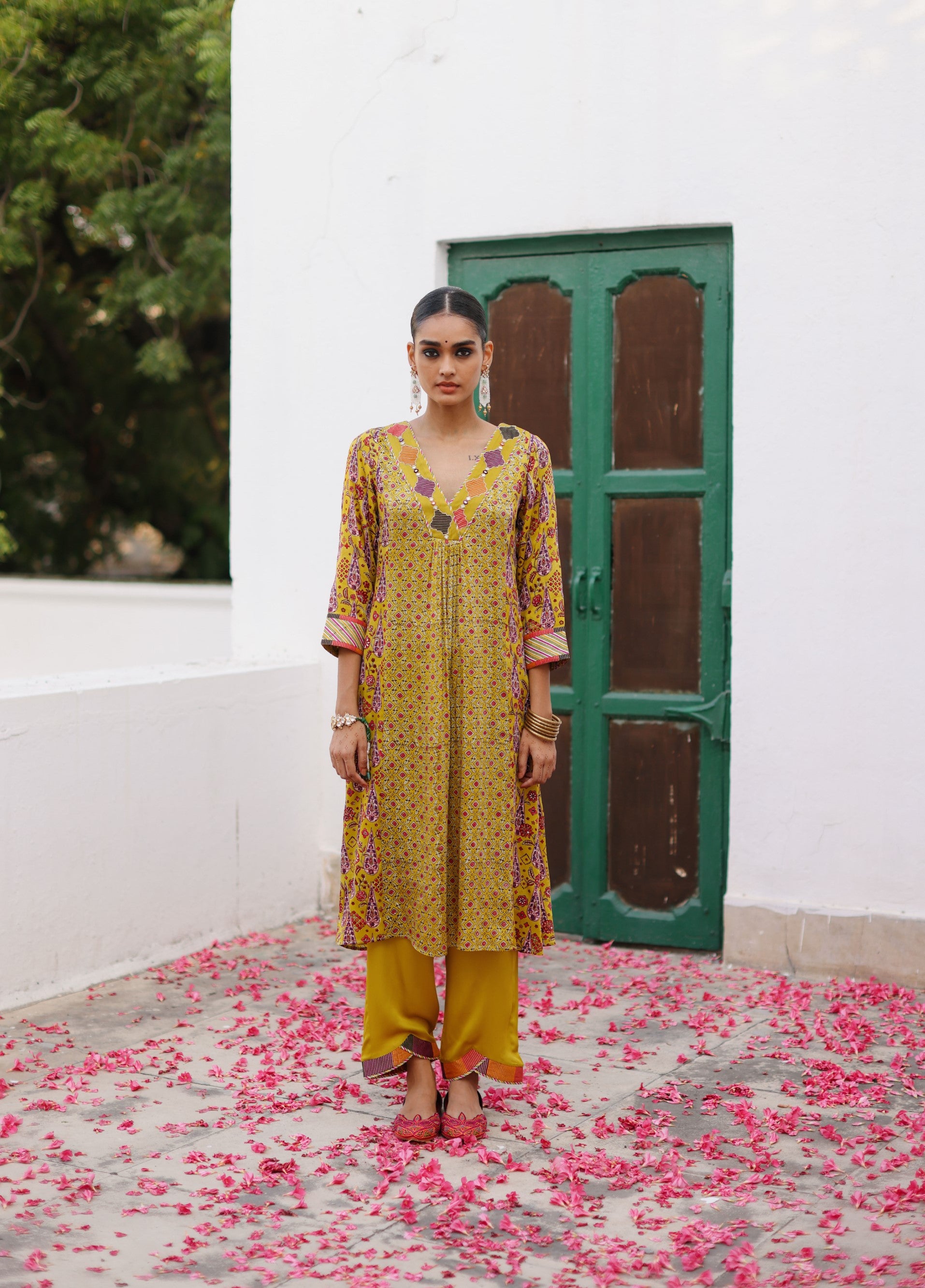 Tilak Boota V-neck Kurta wih Pant and Dupatta- Set of 3 – Tasha India